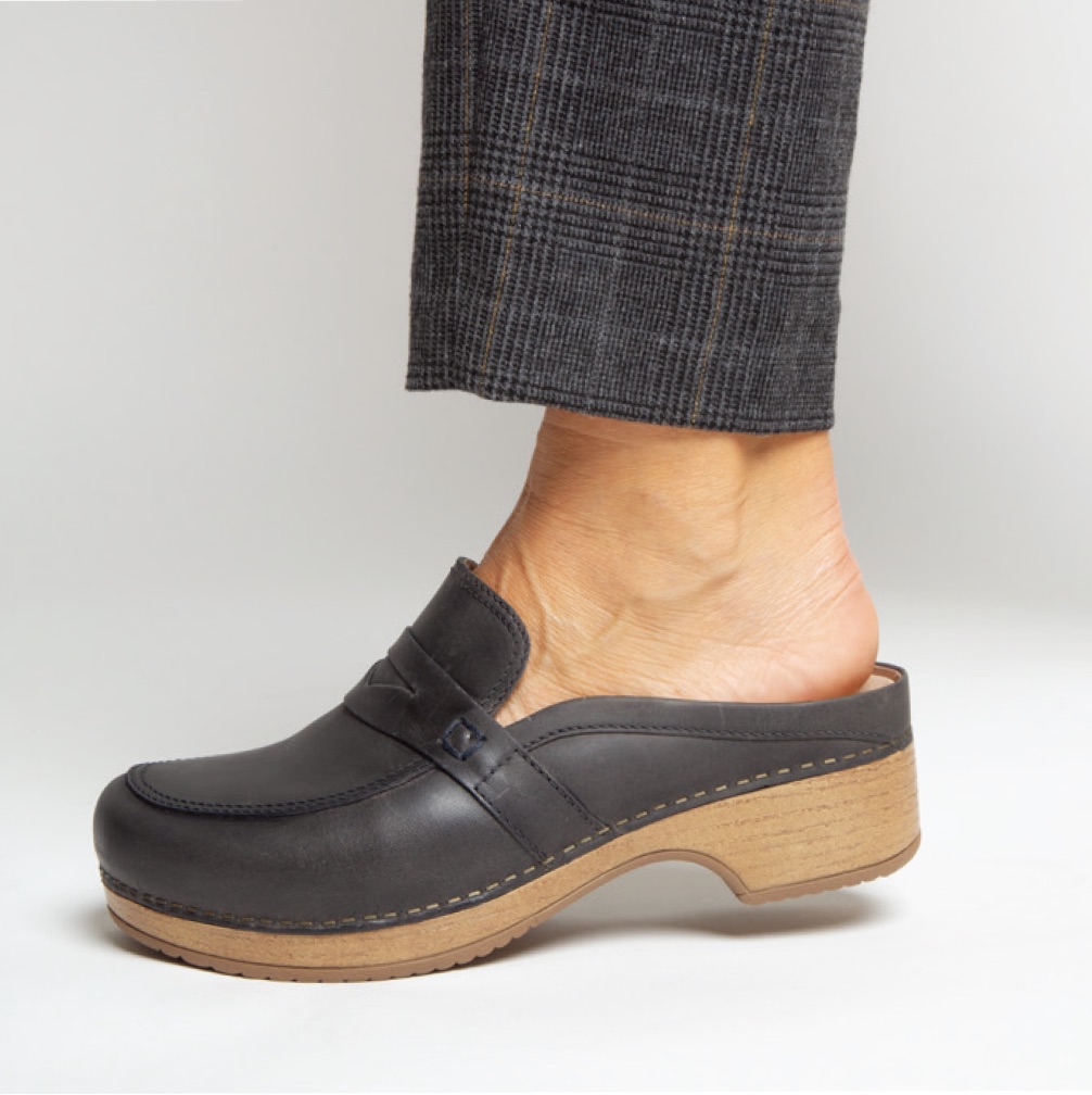 Index of /wholesale/FW22/dansko_model_images