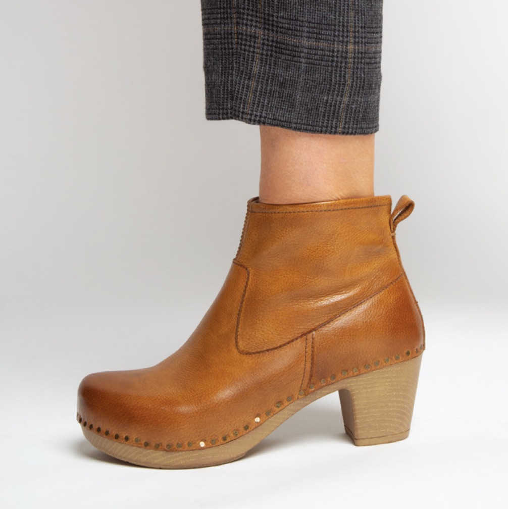 Index of /wholesale/FW22/dansko_model_images