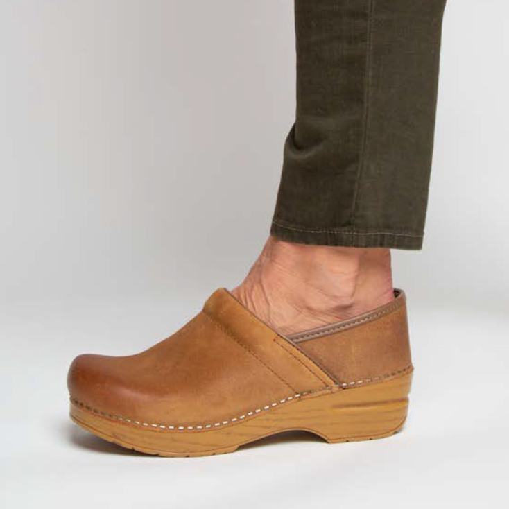 Index of /wholesale/FW22/dansko_model_images