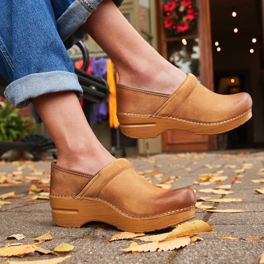 Index of /wholesale/FW22/dansko_model_images