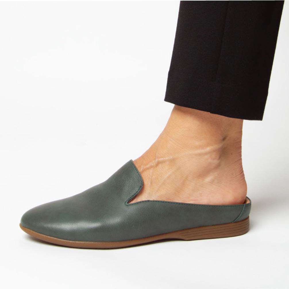 Index of /wholesale/FW22/dansko_model_images